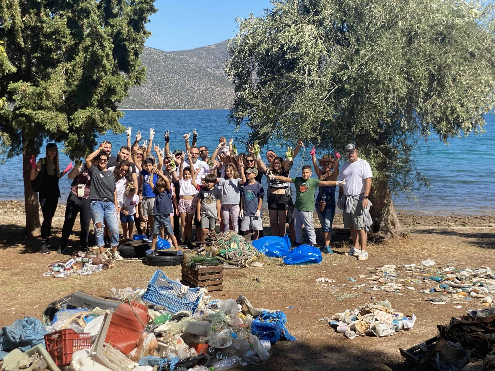 Καθαρισμός ακτής με εθελοντές τον Γενικό Γραμματέα Λιμένων Ευάγγελο ...