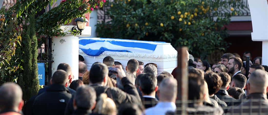 Βασίλης Τόπαλος: Θρήνος και λευκά τριαντάφυλλα στην κηδεία του 16χρονου ...