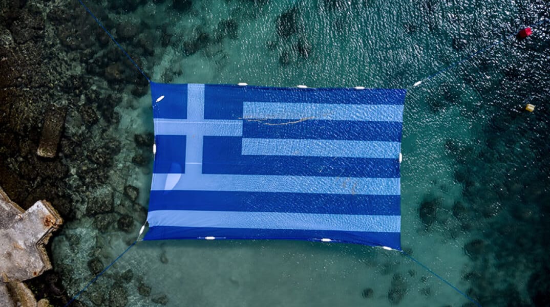 Μια τεράστια ελληνική σημαία στην θάλασσα της Πειραϊκής - Λιμενικά Νέα ...