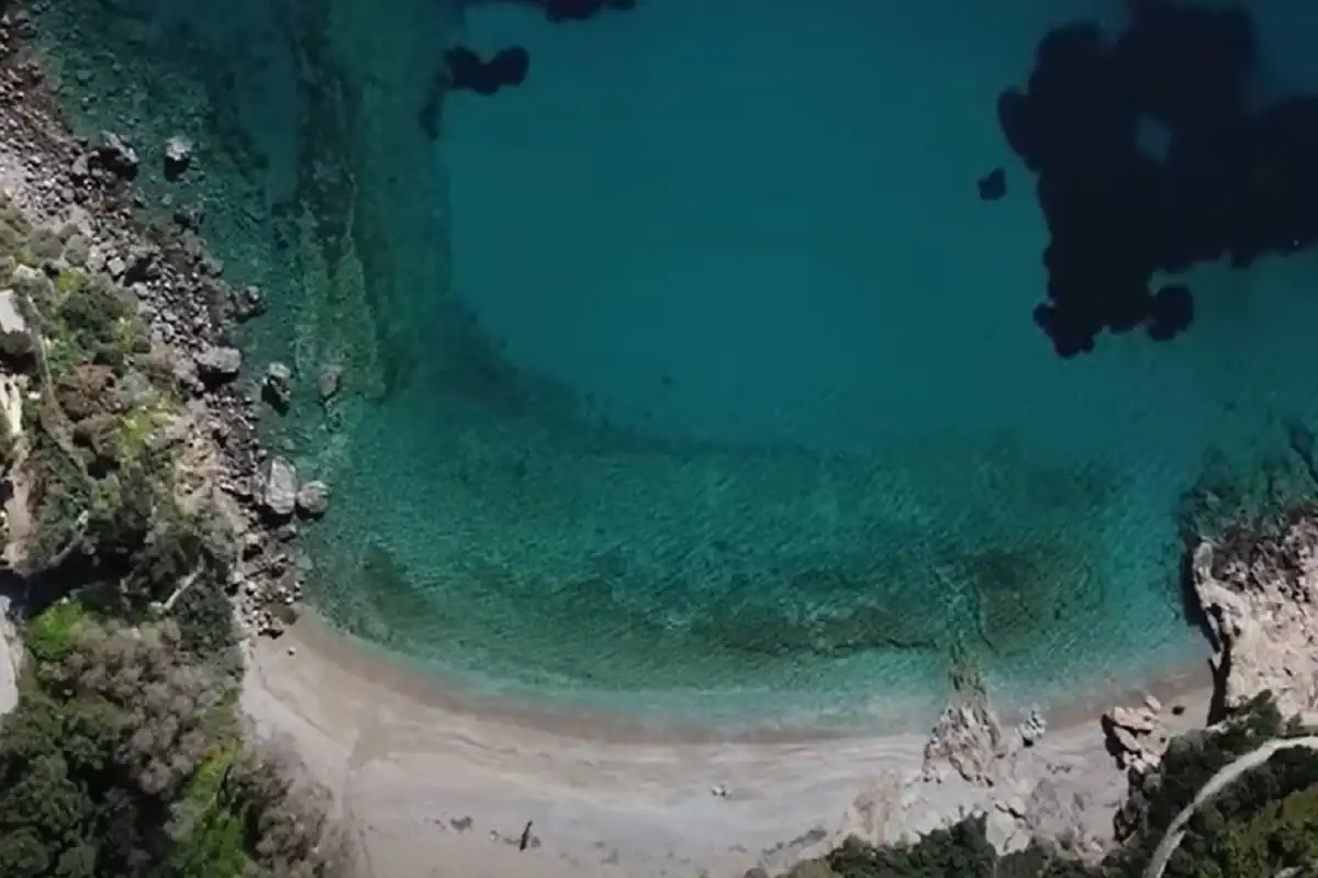 Αυτές είναι οι ωραιότερες ανοργάνωτες παραλίες της Αττικής - Λιμενικά ...