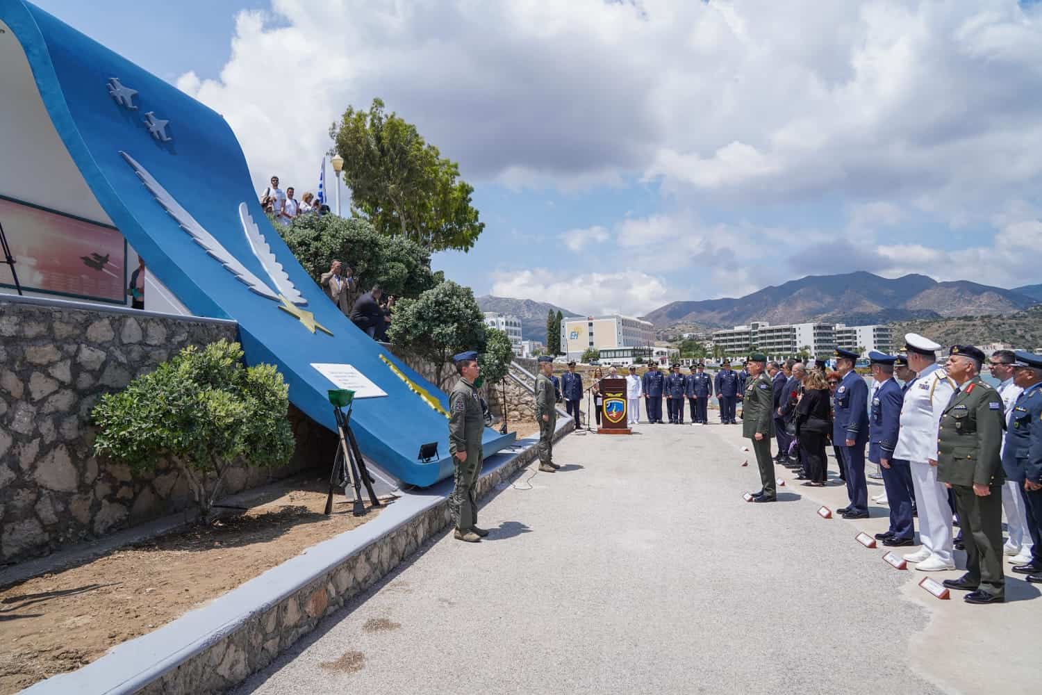 Α/ΓΕΕΘΑ: Στην Κάρπαθο για το μνημόσυνο του Σμηναγού Ηλιάκη (φωτ ...