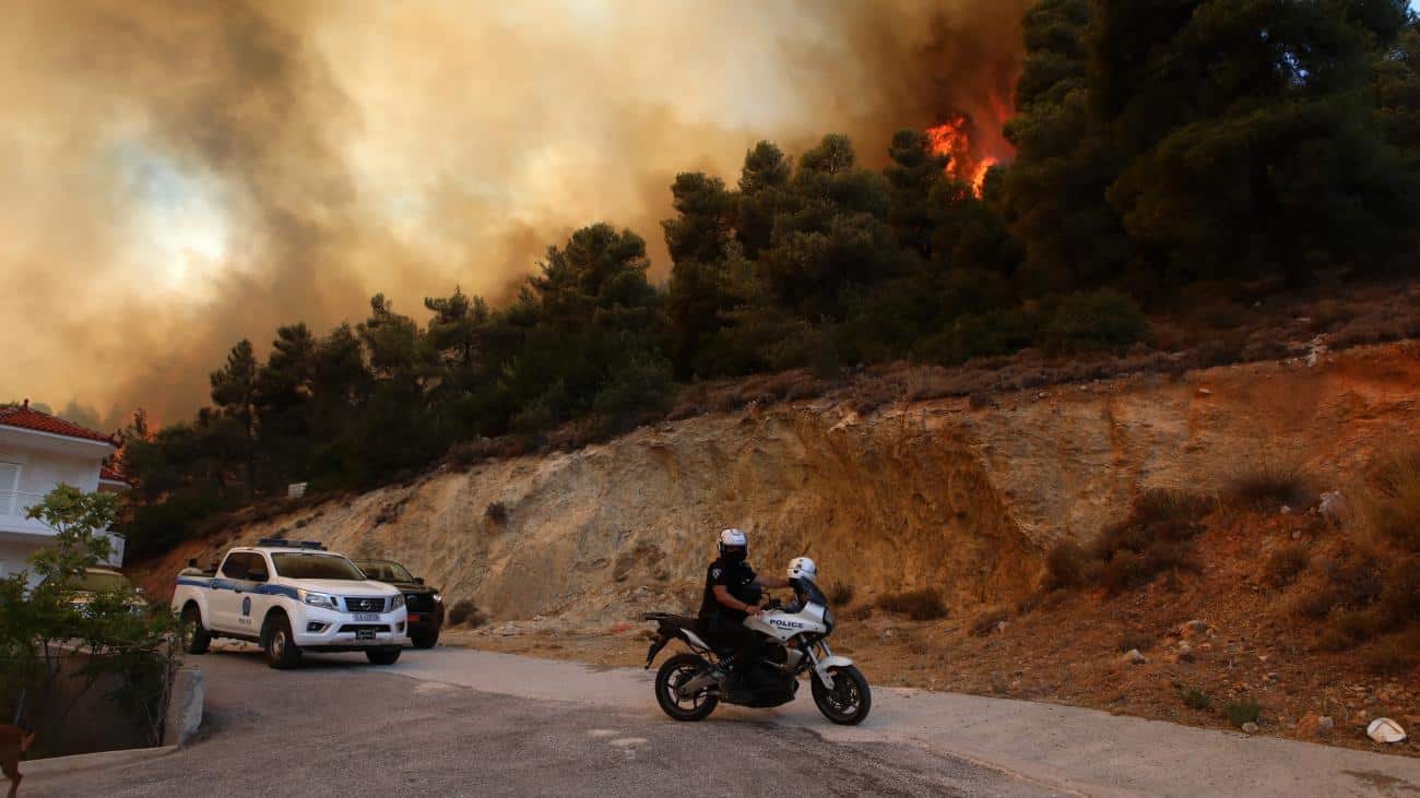 Απίστευτο! Ρομά έκαναν πλιάτσικο σε εργοστάσιο που είχε εκκενωθεί λόγω ...