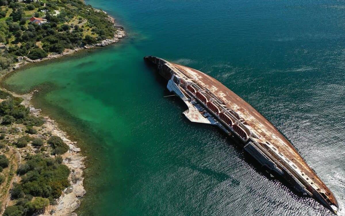 Πετάμε πάνω από το εντυπωσιακό ναυάγιο Mediterranean Sky στην Ελευσίνα ...