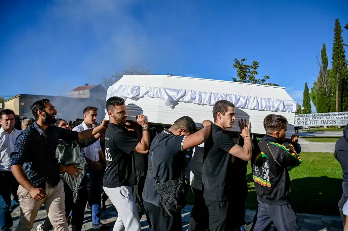 Αλίαρτος: Οργή και οδύνη στην κηδεία του 17χρονου - Υποβασταζόμενη η ...