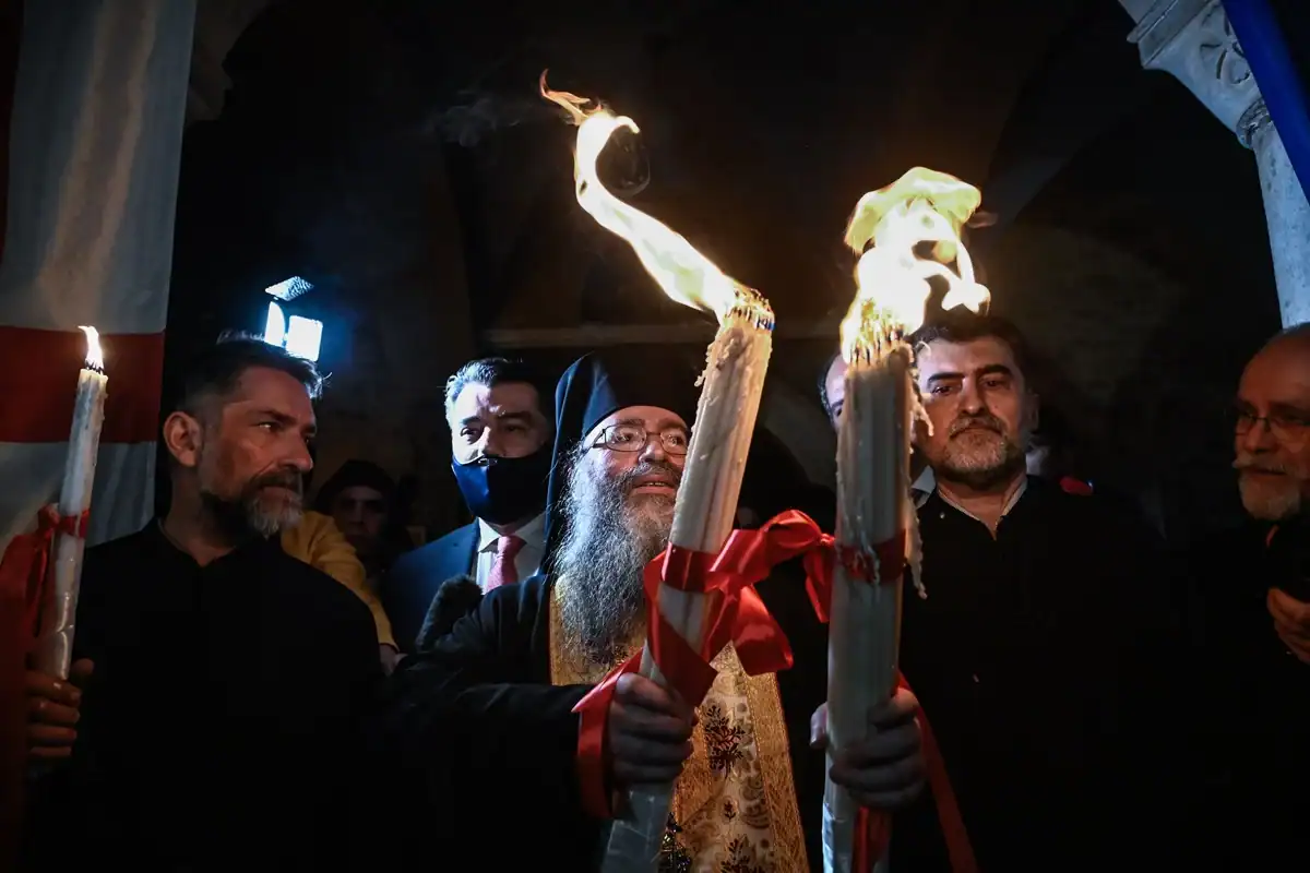 Πώς ανάβει το Άγιο Φως - Η επιστημονική εξήγηση και οι θεωρίες ...