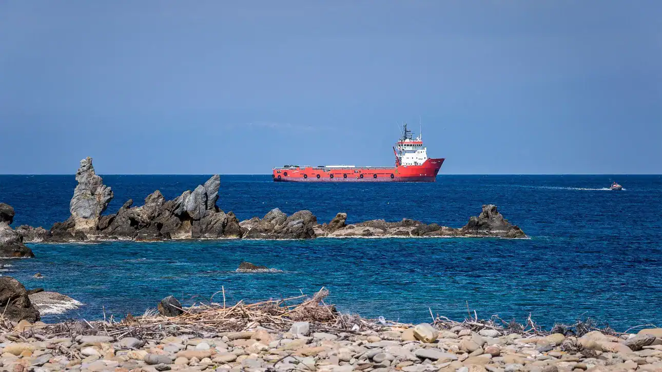 Εκεί που δεν φτάνει ο άνθρωπος, φτάνει ο Τυφώνας: Το πλοίο που ...